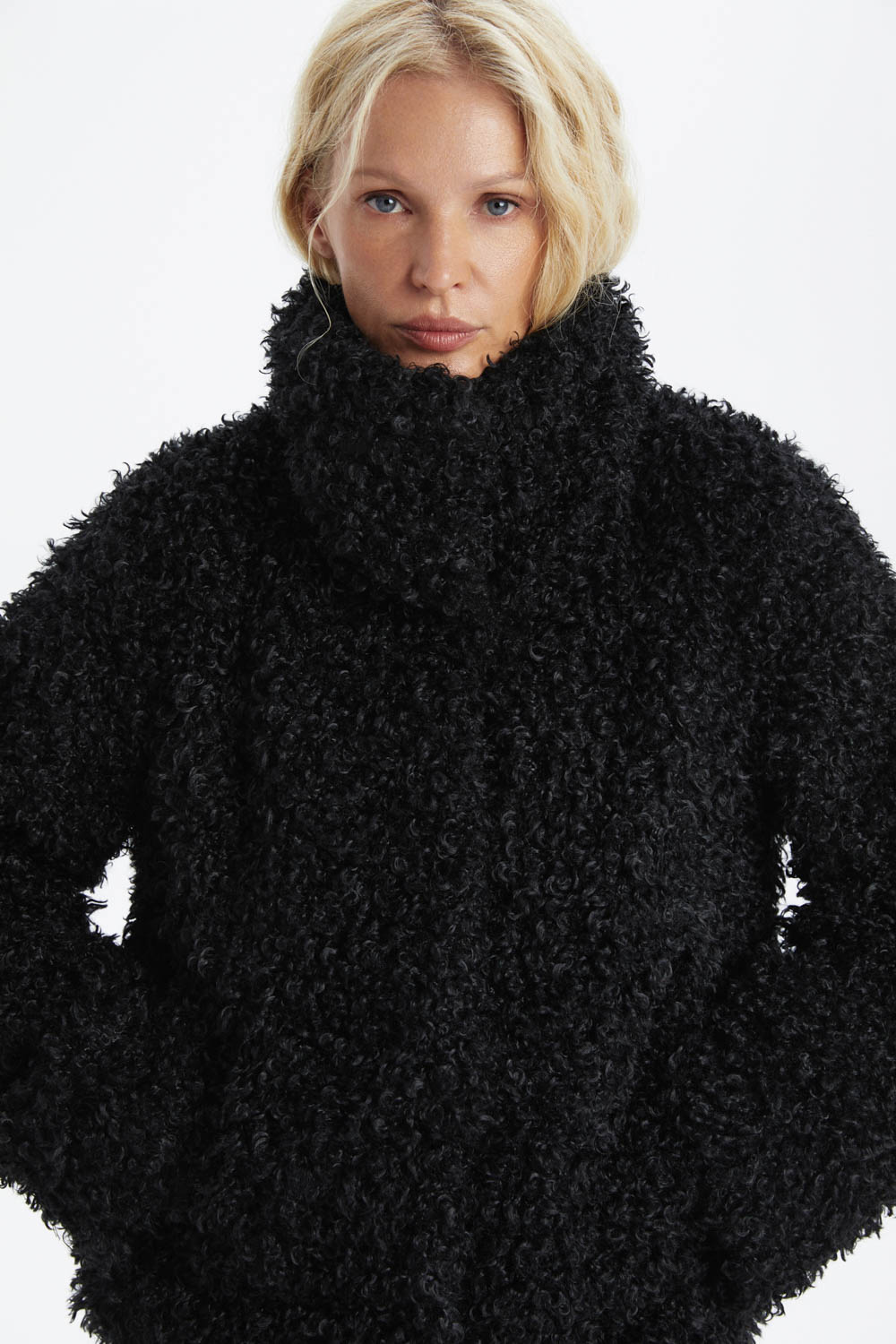 Шуба укороченная с воротником-стойкой, купить по цене 22990 рублей в интернет-магазине M.REASON ...