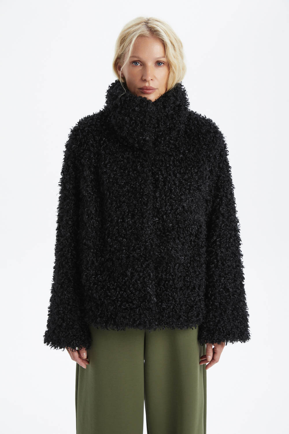 Шуба укороченная с воротником-стойкой, купить по цене 22990 рублей в интернет-магазине M.REASON ...