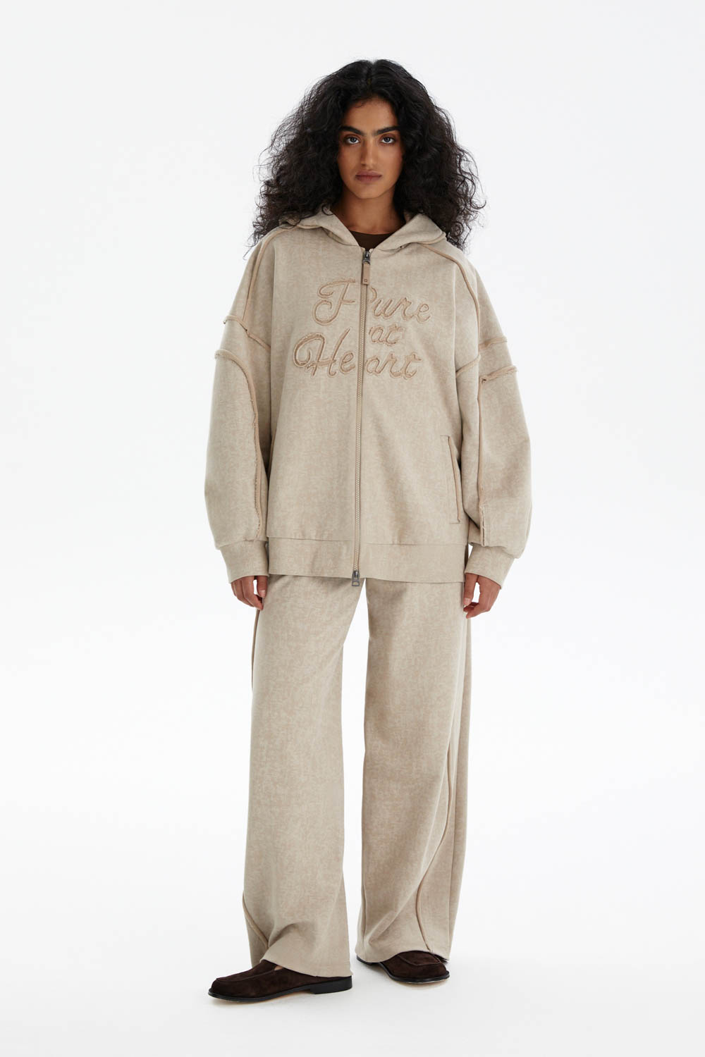 Толстовка свободная с объемной вышивкой на груди, купить по цене 22990 рублей в интернет ...