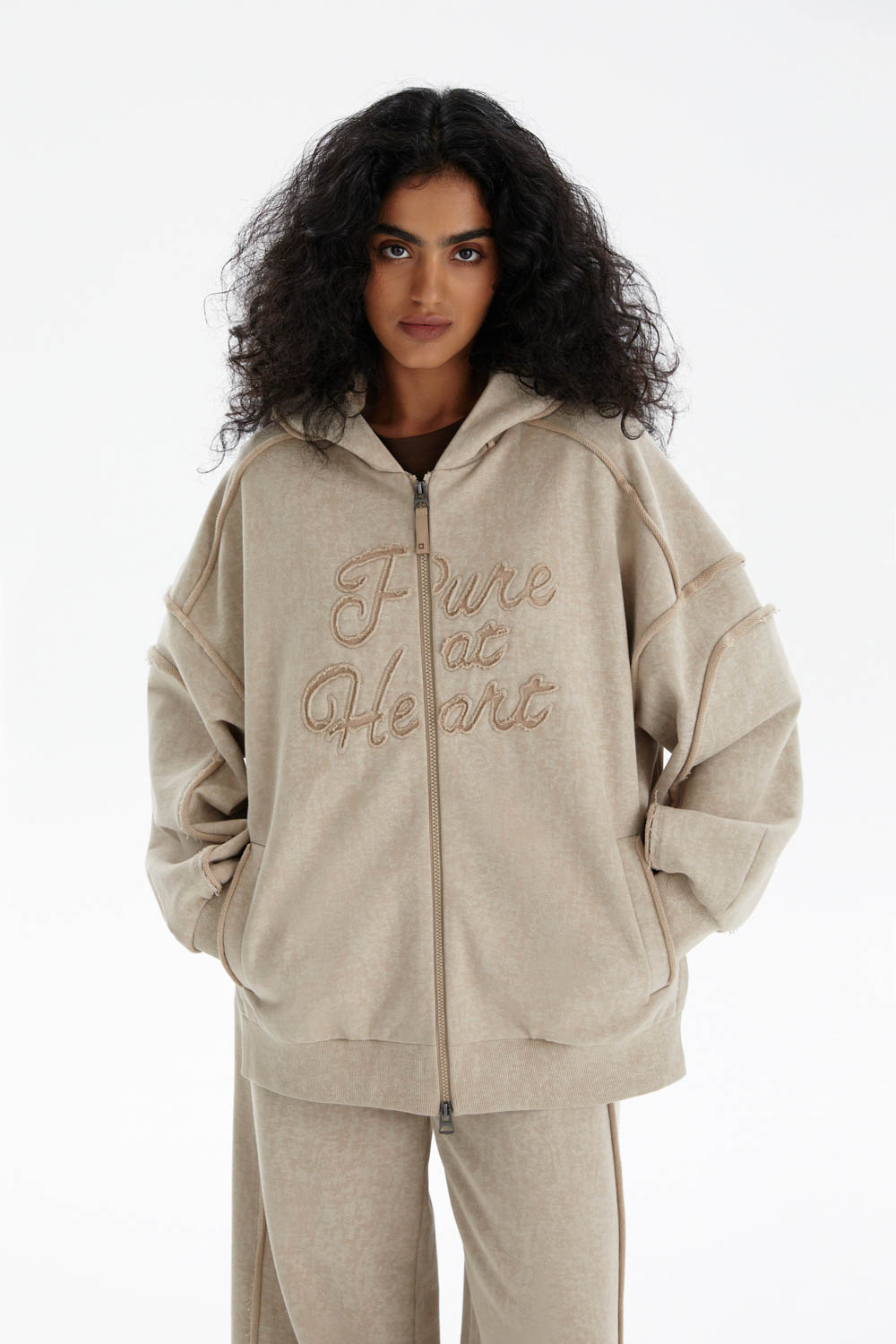 Толстовка свободная с объемной вышивкой на груди, купить по цене 22990 рублей в интернет ...