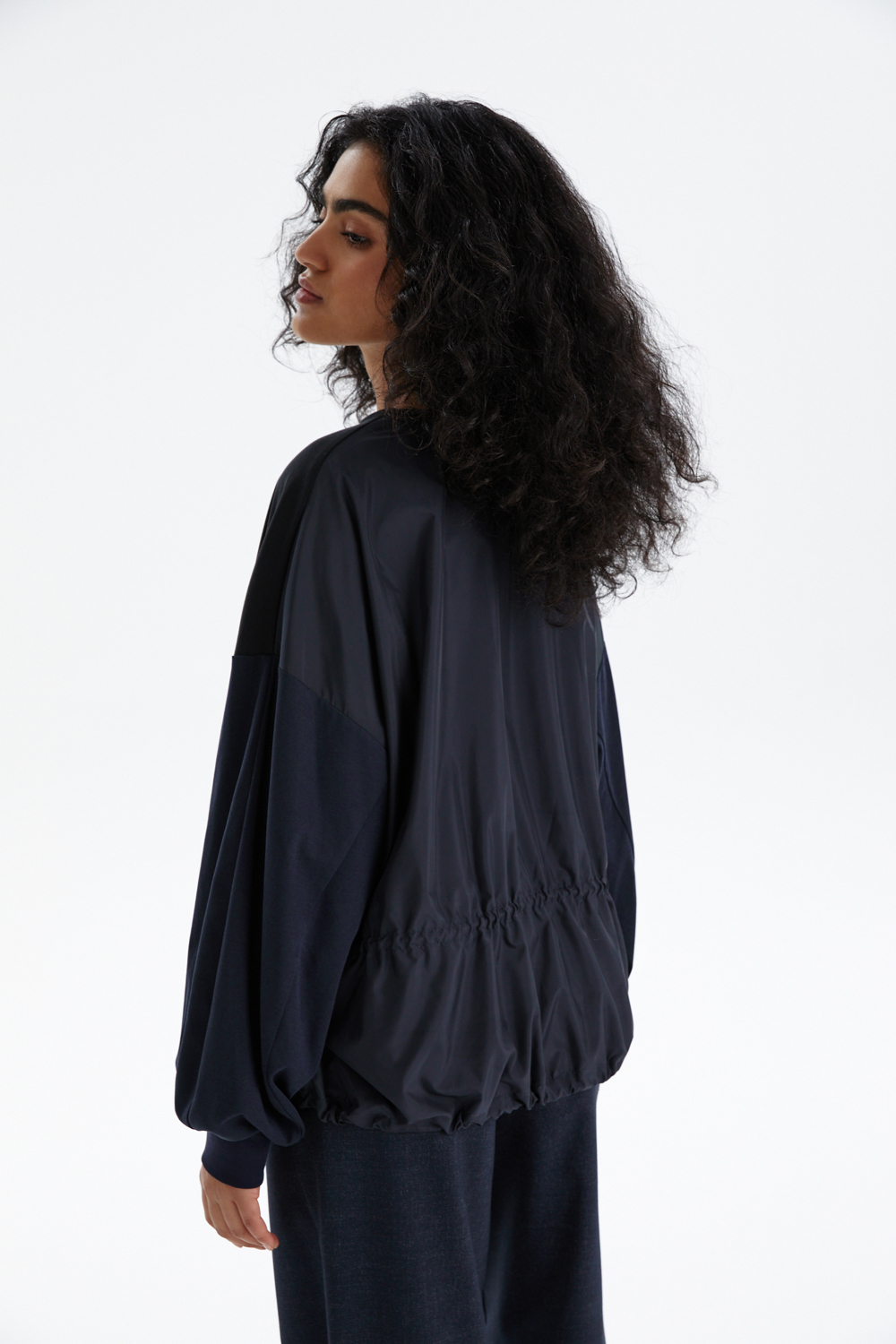 Свитшот комбинированный с кулиской по низу, купить по цене 14990 рублей в интернет-магазине M ...