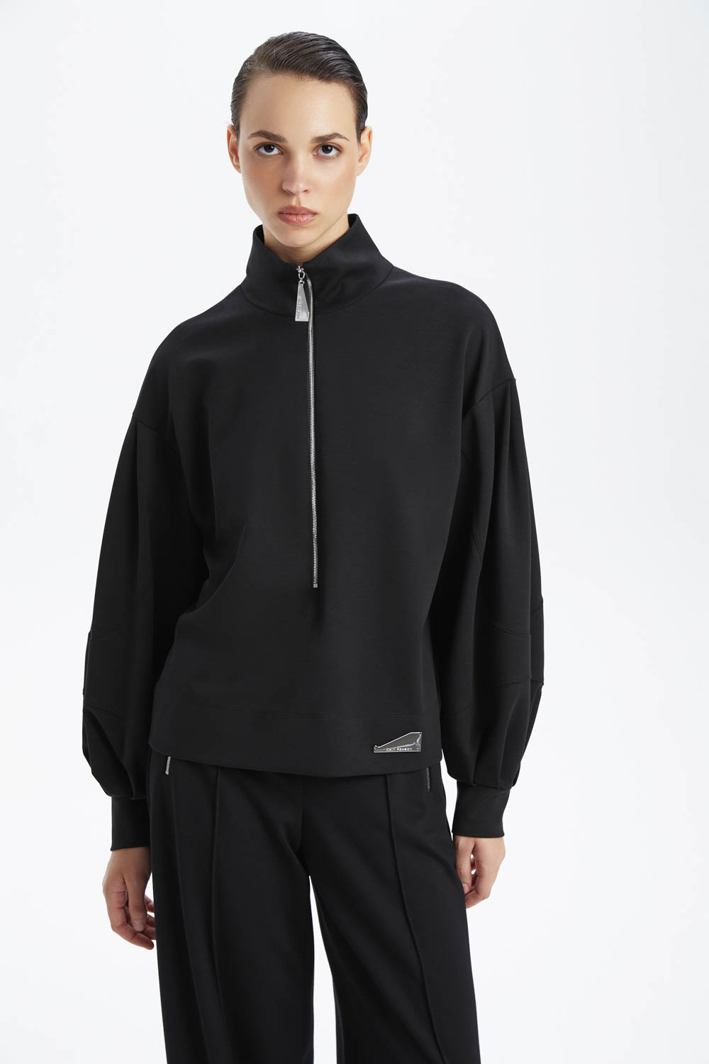 Свитшот с воротником-стойкой и объемными рукавами, купить по цене 14990 рублей в интернет ...