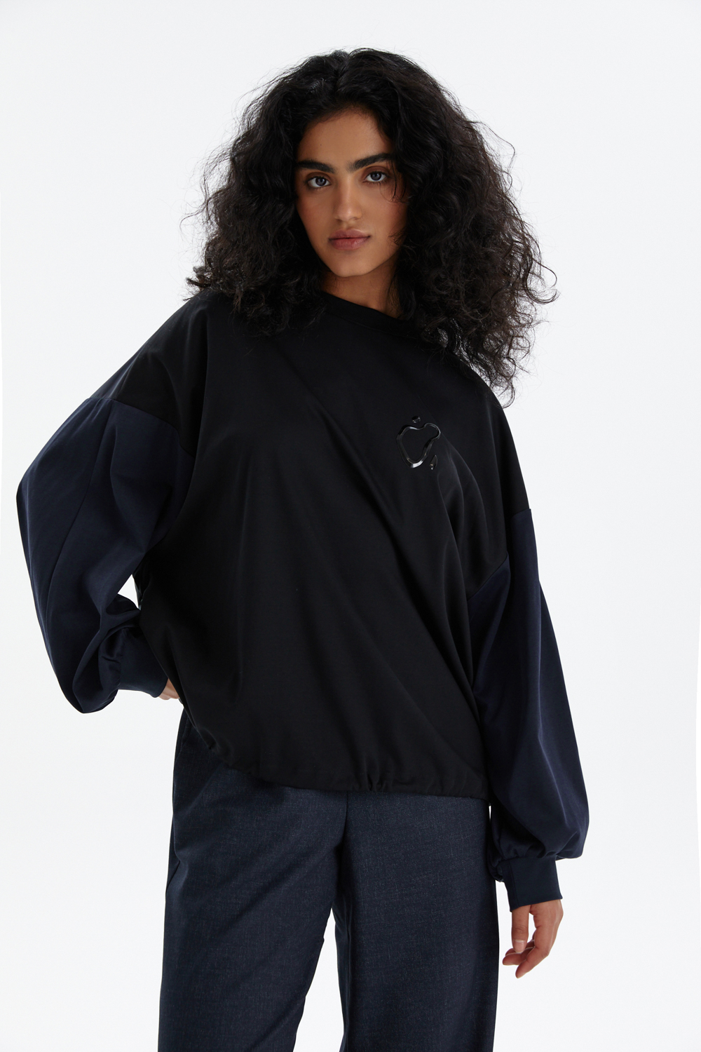 Свитшот комбинированный с кулиской по низу, купить по цене 14990 рублей в интернет-магазине M ...