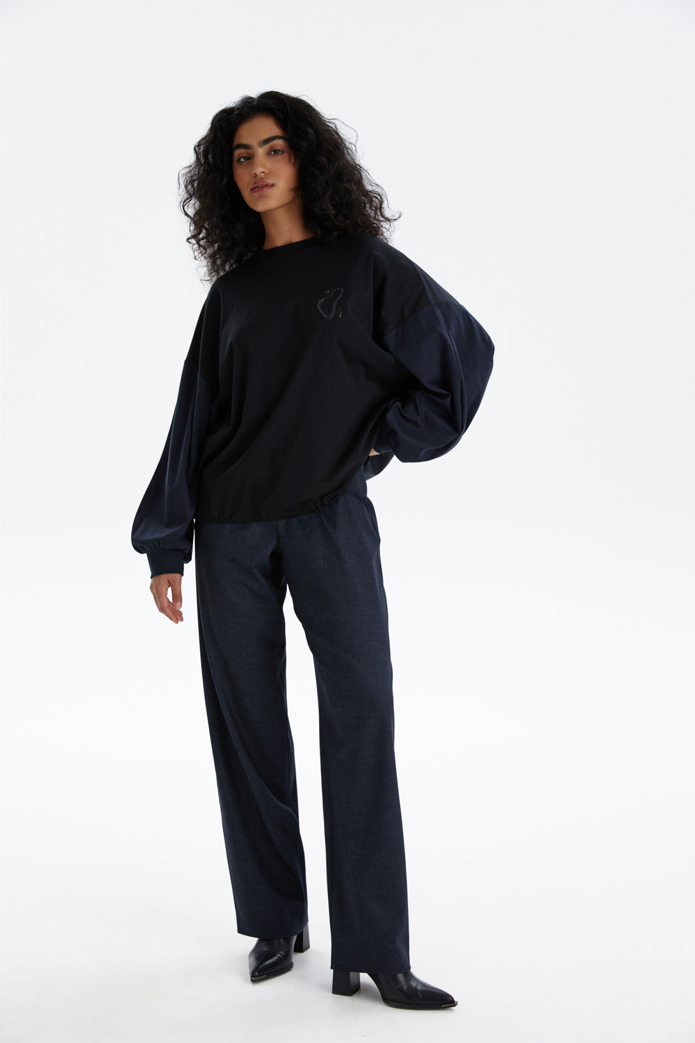 Свитшот комбинированный с кулиской по низу, купить по цене 14990 рублей в интернет-магазине M ...