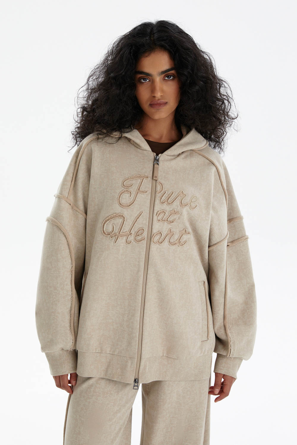 Толстовка свободная с объемной вышивкой на груди, купить по цене 22990 рублей в интернет ...