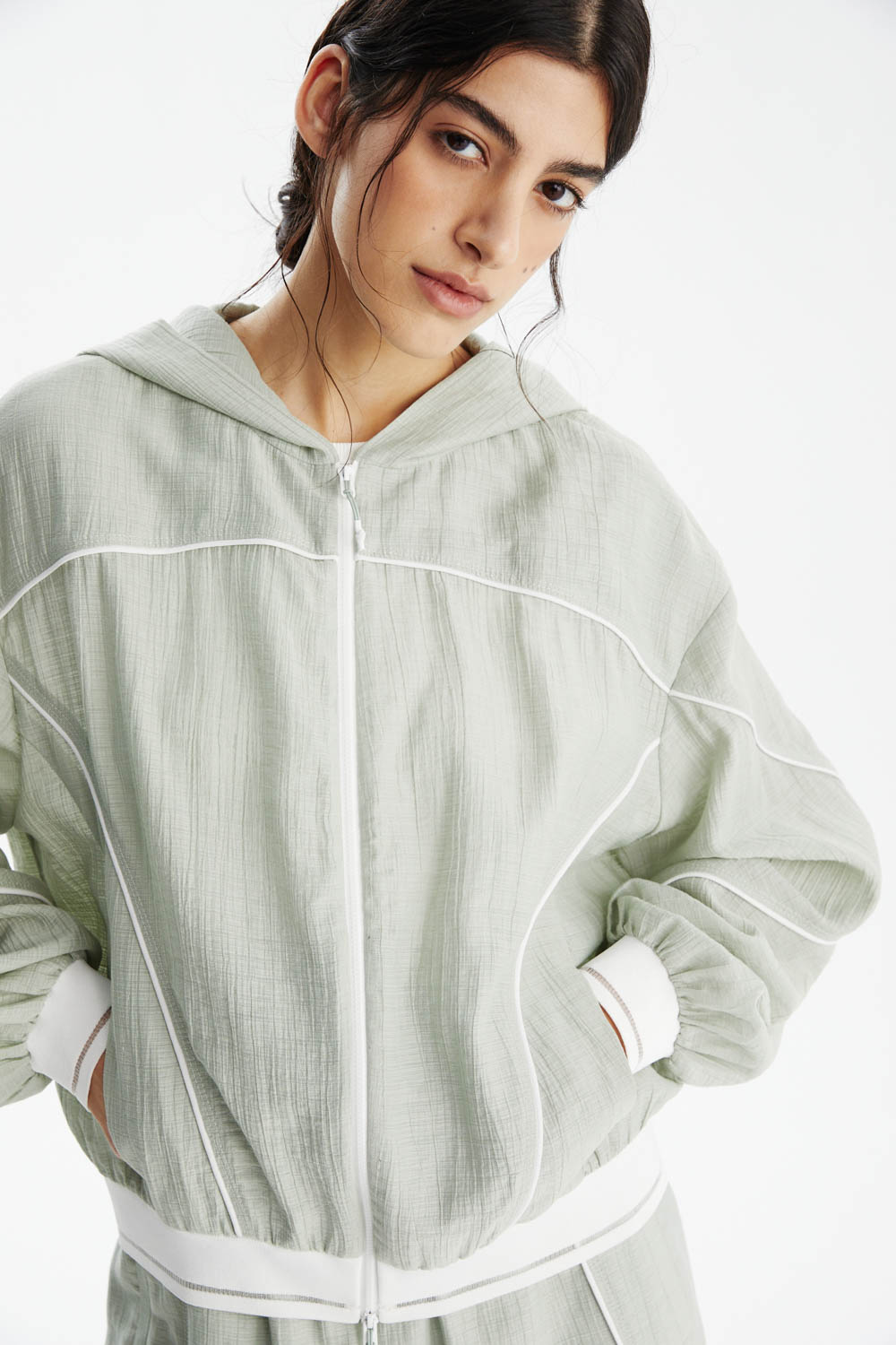 Толстовка с капюшоном и объемными рукавами, купить по цене 22990 рублей в интернет-магазине M ...