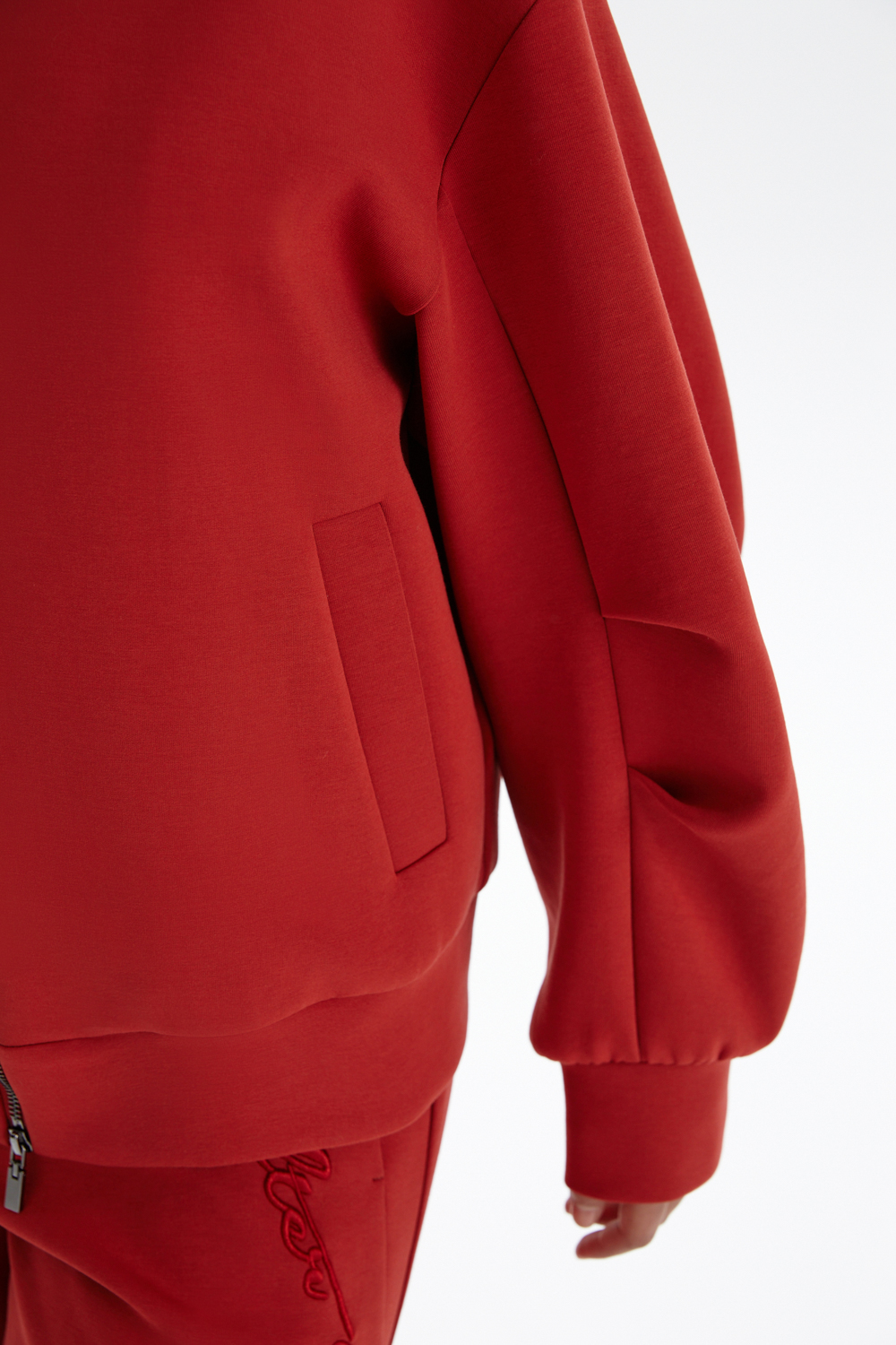 Свитшот с объемными рукавами и вышивкой на спинке, купить по цене 22990 рублей в интернет ...